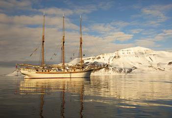 Boat trips - Visit Svalbard