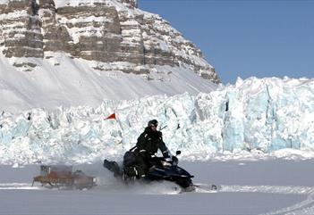Snowmobile - Visit Svalbard